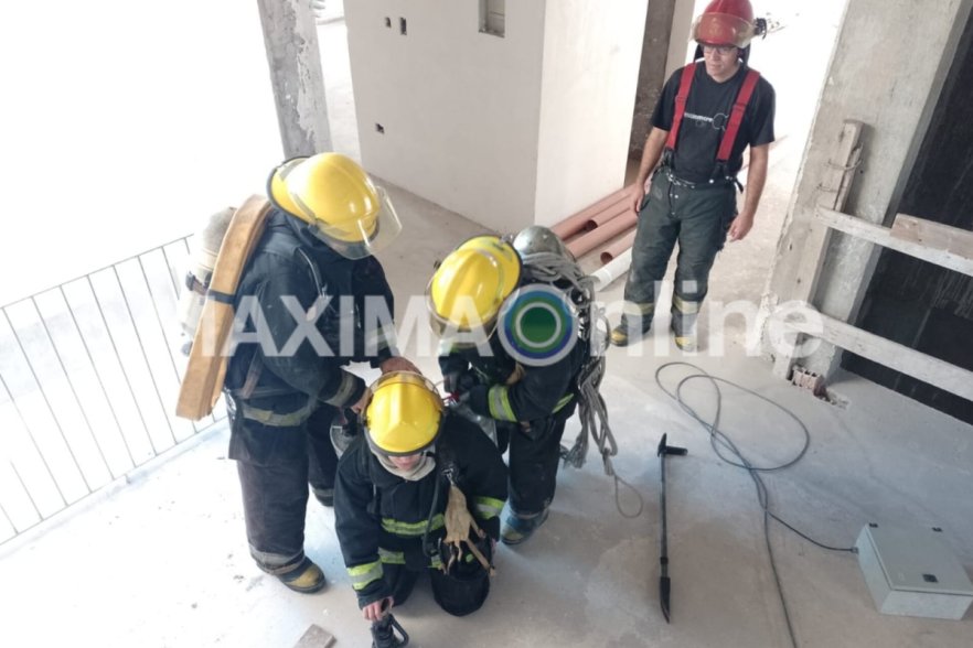 Los bomberos se capacitaron para incendios en edificios | Máxima Online